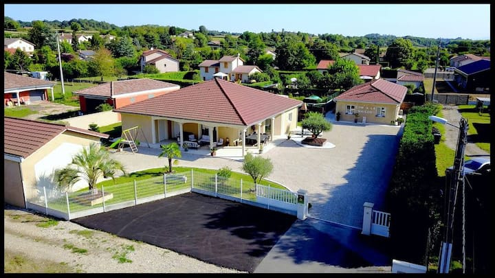Studio Chocolat Proche Cnpe Bugey Et De Pérouges - Pérouges