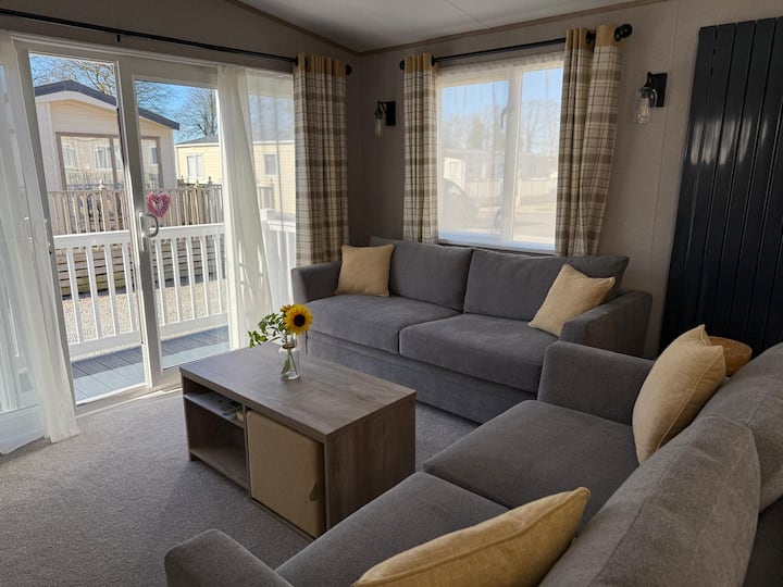 Stylish 4‑berth Caravan, Wi‑fi, Near Lakes & Coast - Maryport