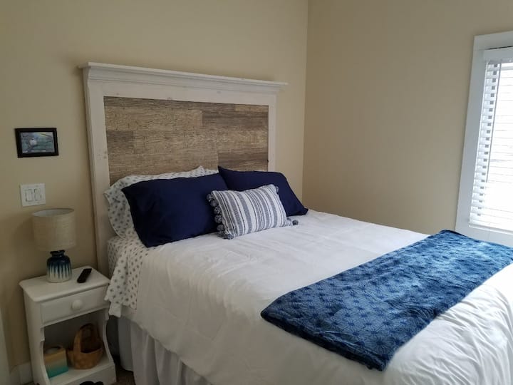 Charming Secluded Waterfront Retreat - Holbrook, NY