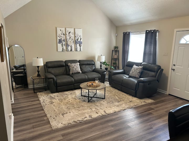 Farmhouse Retreat - Adventure River, Memphis