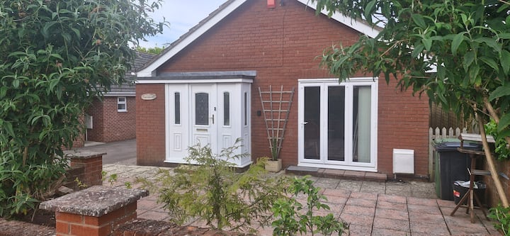 Garamond. Cosy 3-bed Bungalow. Lovely Ross-on-wye. - Ross-on-Wye