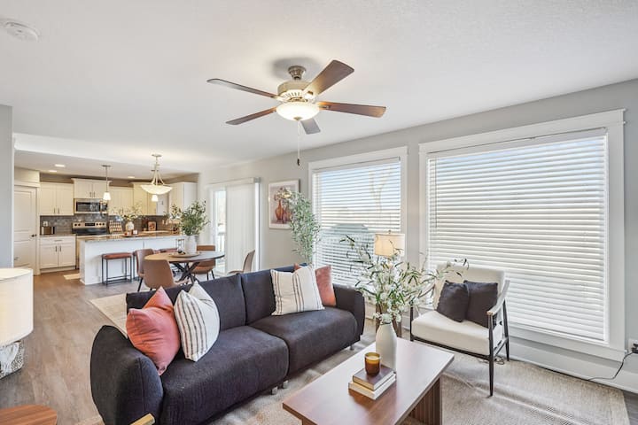 Family Friendly Spacious House W/ Gameroom - Des Moines, IA