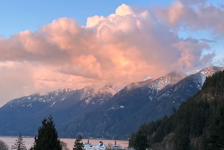 Entire Home Near Water, Shops And Park In West Van - Bowen Island