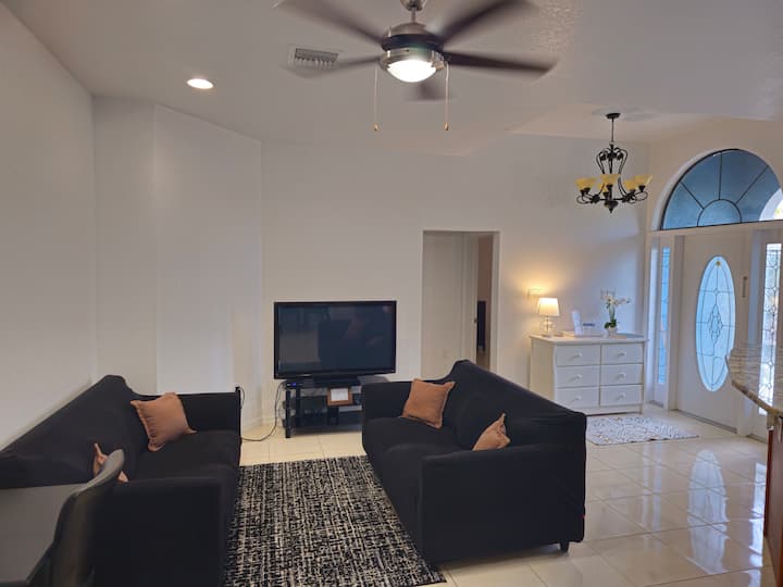 Charming 2br Retreat With Garden - Islas Caimán