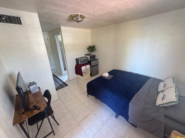 Private Unit (1 B/b) Fridge/microwave Near Beach - Boynton Beach, FL