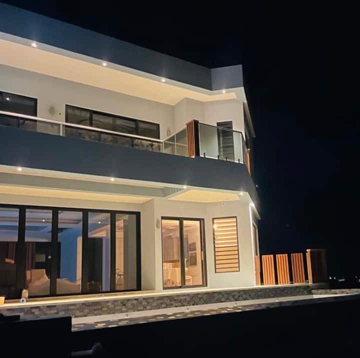 Stunning Modern Home Overlooking Calivigny Island - 格瑞那達