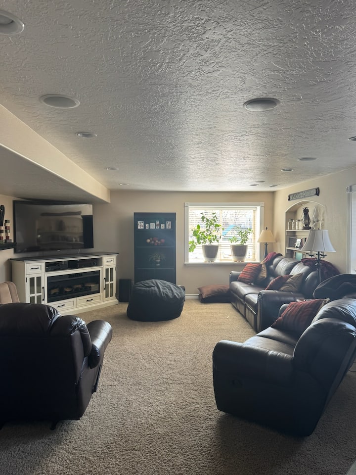 House On A Hill. Entire Basement To Yourselves. - Sundance, UT