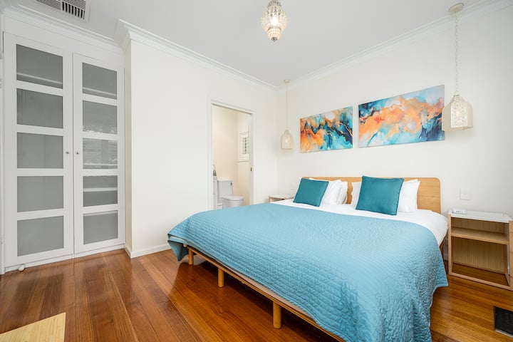 Spacious Multifunctional 5br Retreat With Backyard - Bayswater