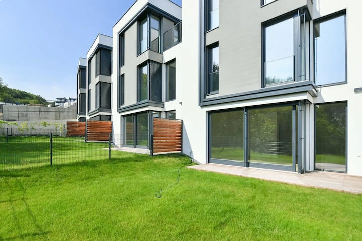 Villa Queen Prague 4 Bdr & 3 Bth 180 M2 + Garage - Prague