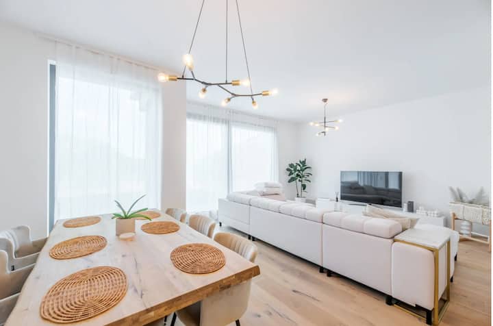 Villa Queen Prague 4 Bdr & 3 Bth 180 M2 + Garage -