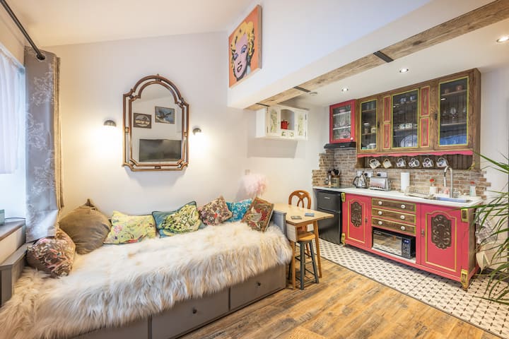 Stylish Studio With Parking - Bristol