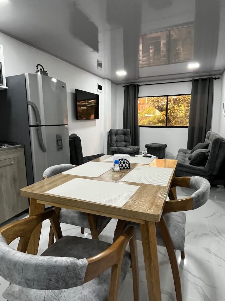 Close To Everything, Quiet, Spacious And Cozy Apartment - Medellín