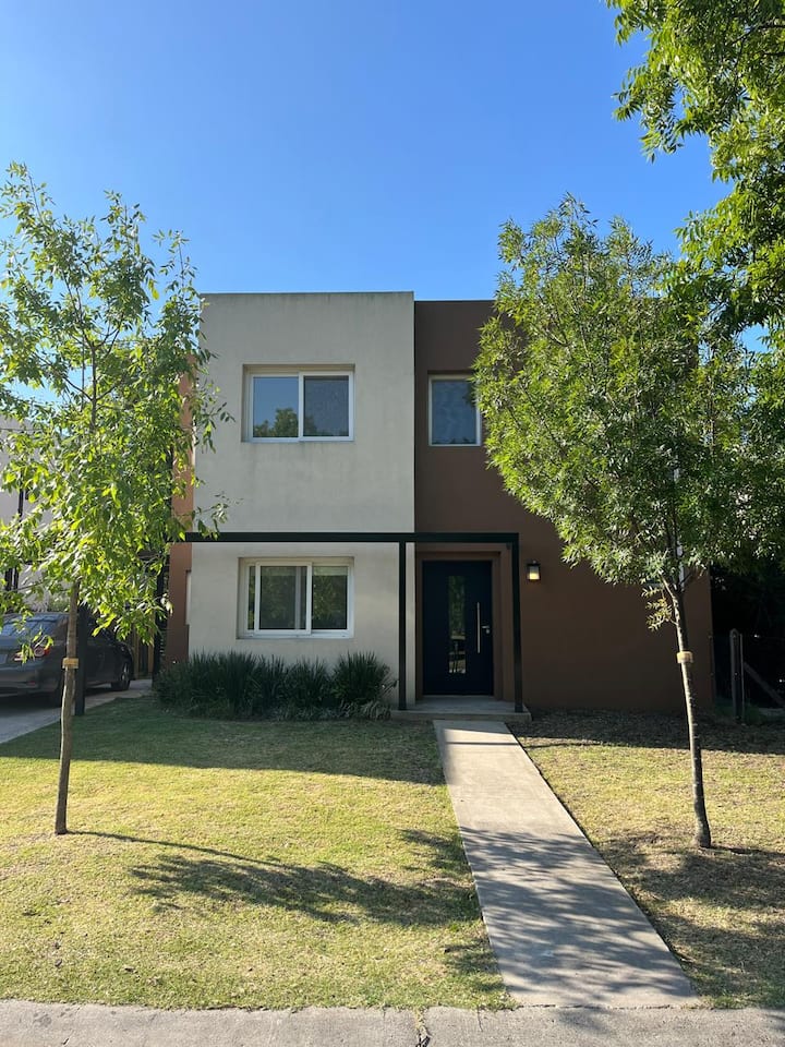 Casa En Barrio Cerrado Con Pileta Y Lindo Jardin - Villa Rosa