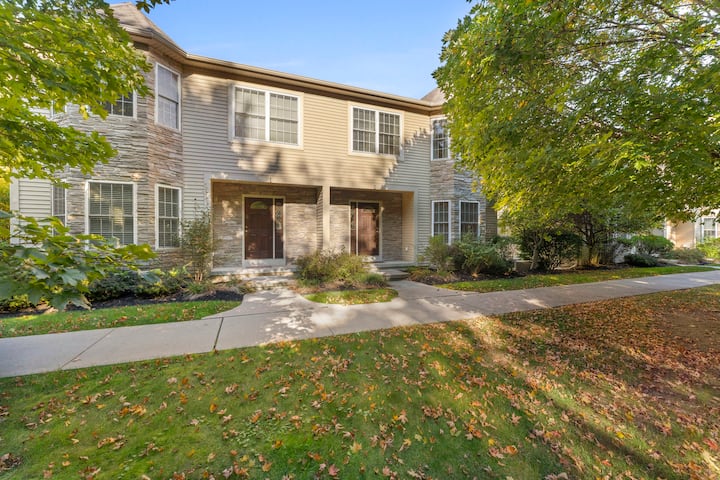 Gorgeous 4 Bedroom Town House - Walk To Beach! - Lake George, NY