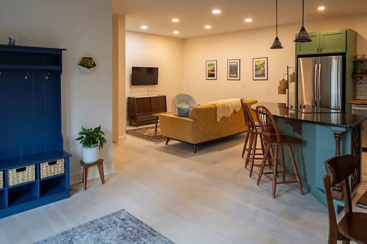 Elegant & Cozy Suite W/ Private Terrace Downtown - Hendersonville, NC