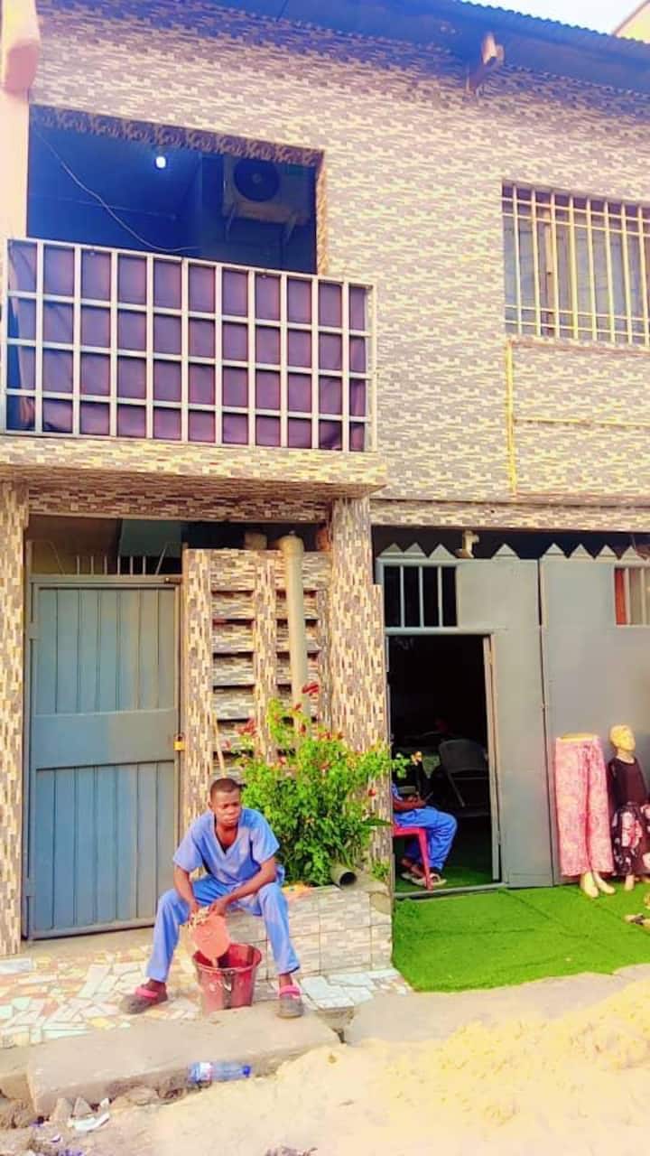 Chambre Nr 8 Simple Climatisé Wifi à Matonge Irebu - Kinshasa