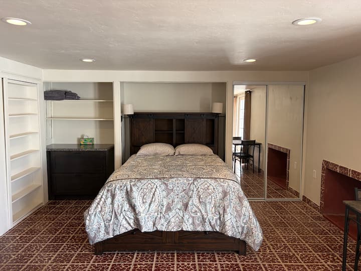 Roomy Queen Bed Studio With A Beautiful Shower - Tucson, AZ