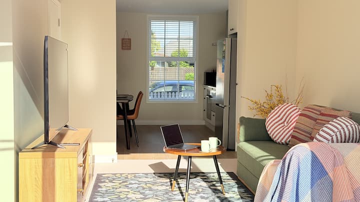 Banks Cottage. 
Sleeps 6, With Carpark - Christchurch