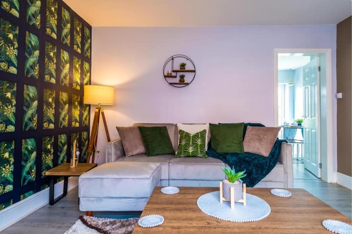 Haven 3br Home | Games | Sleeps 5 - Oldham