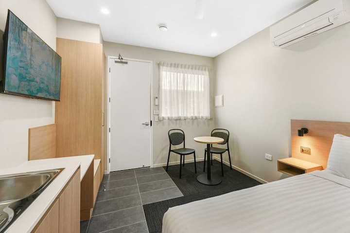 Brand New& Stylish Deluxe Studio Accommodation - Toowoomba