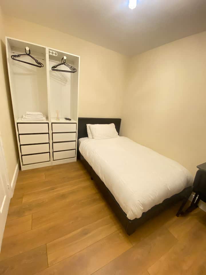 Small Double Bedroom + Shared Bathroom - Room 5 - Barking