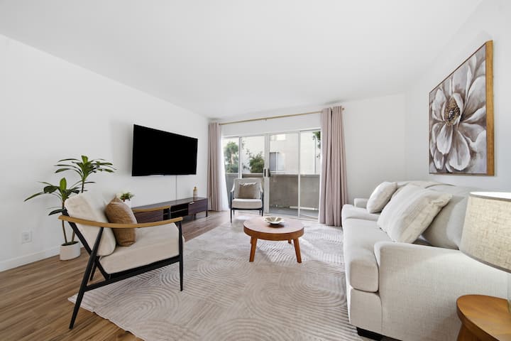 Modern Retreat W/ Pool Near Csun & Warner Center - Calabasas, CA