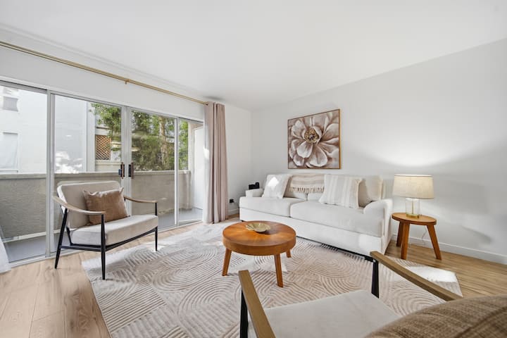 Modern Retreat W/ Pool Near Csun & Warner Center - Calabasas, CA