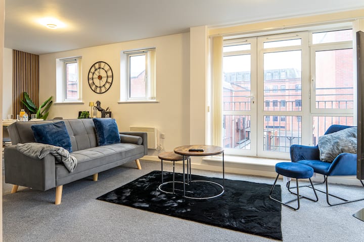 Modern 2br Coventry City Centre Apt + Parking - Kenilworth Castle and Elizabethan Garden