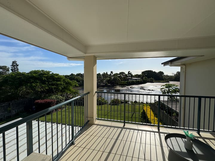 Lake Side Villa With Backyard - Close To Beach - Bundaberg Central