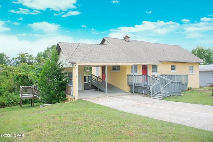 Sunnyside Manor · Pet-friendly Airbnb/ Sleeps 10 - Panama City