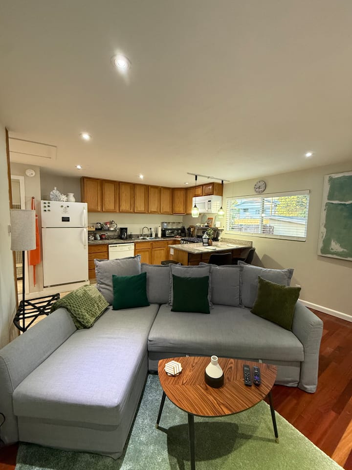 Charming Private Garden Cottage Retreat - Vallejo, CA