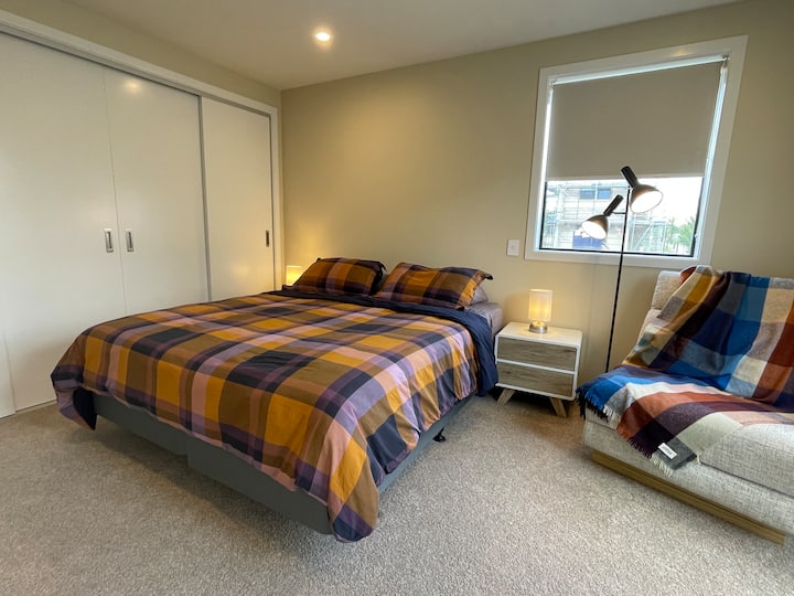 Comfy Guest Suite With Own Entrance And Bathroom - Cromwell