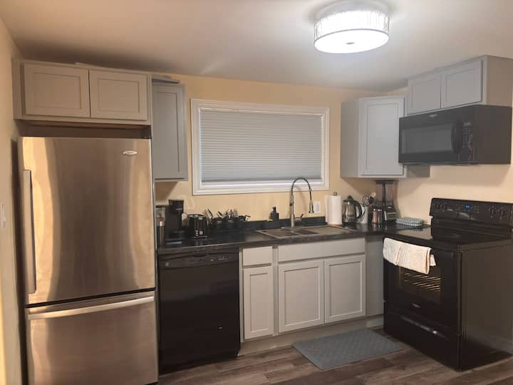 Cozy 1 Bedroom Apartment In The Heart Of Mt Pearl. - Paradise