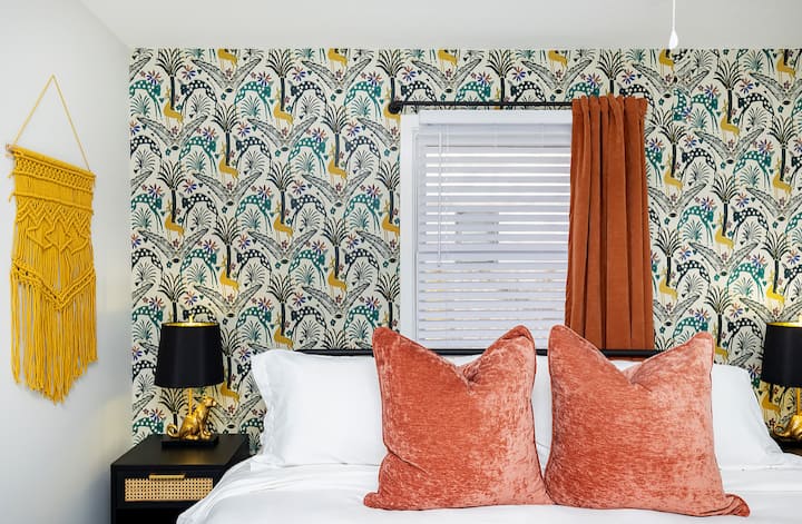 The Jungalow: Updated 2 Bed 1 Bath Main Floor Unit - Drake University, Des Moines