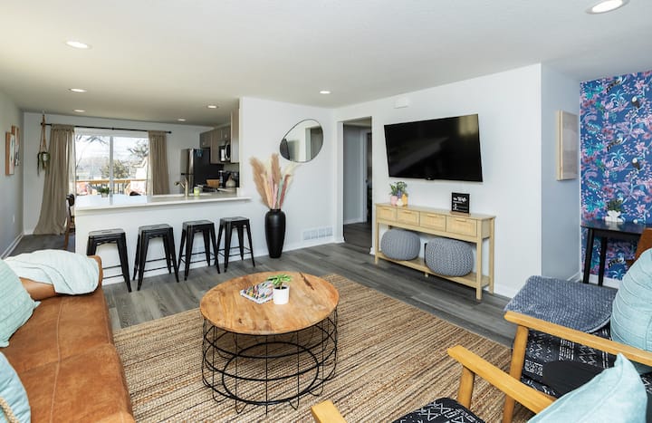 The Jungle Retreat: 2 Bed 1 Bath Chic Upstairsunit - Des Moines, IA