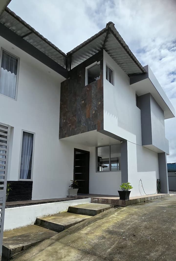 Casa Amplia Y Confortable Con Parqueadero Privado - Pastaza