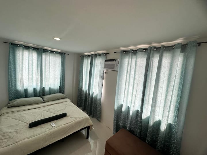Cozy 2br House W/ Pool View • Steps From Clubhouse - Bago City