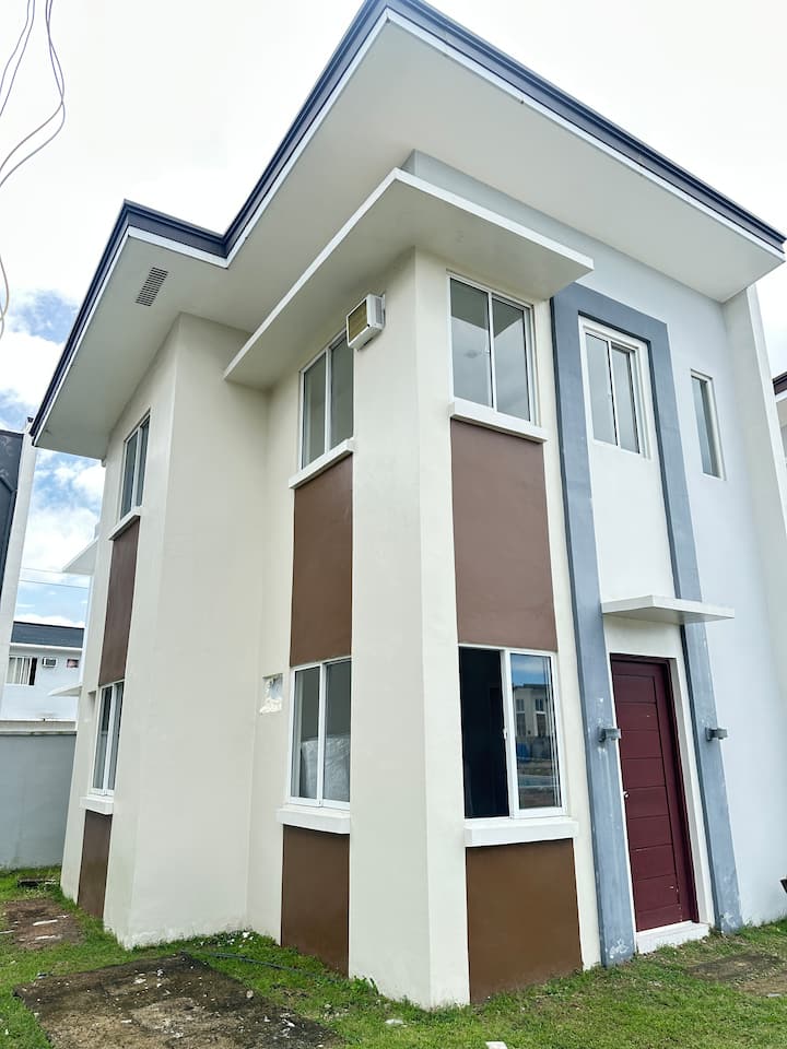 Cozy 3br House W/ Pool View • Steps From Clubhouse - Bago City