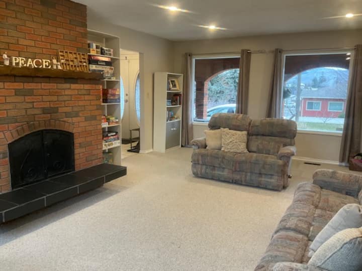 Spacious Family Home W/private Yard - Vernon