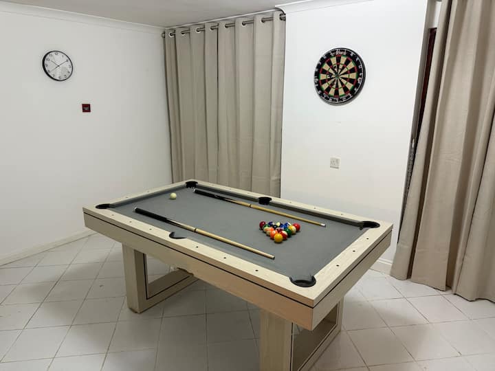 5-bed Stevenage Home | Games Room & Free Parking - Stevenage