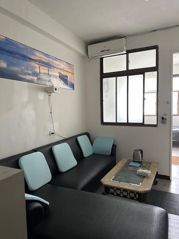 所有房間， 2，3 樓一起， 1大床在2樓（廁所邊）， 1個大床， 1個雙人床加備用折疊床在3樓 - 新店區