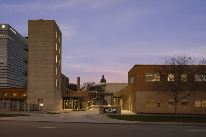 In The Heart Of The Vista + On Site Dining & Gym - Columbia, SC