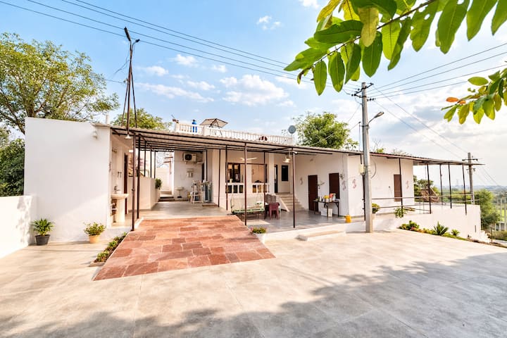 Mountain Farm Retreat: Temple, Pond & Farm Life - Bhilwara