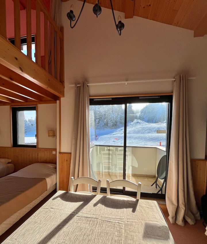 Nid De La Faucille Au Pied Des Pistes - 