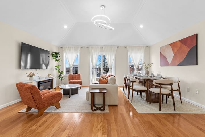 Sunset Aura | Vaulted Ceiling | Metlife & Parking - Jersey City, NJ