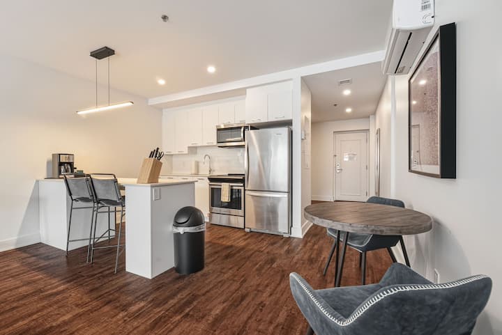 Downtown Suite W/ King Bed | Walk To Old Port - Montreal
