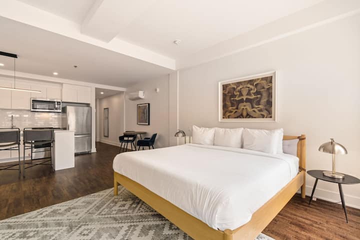 Downtown Suite W/ King Bed | Walk To Old Port - Montreal
