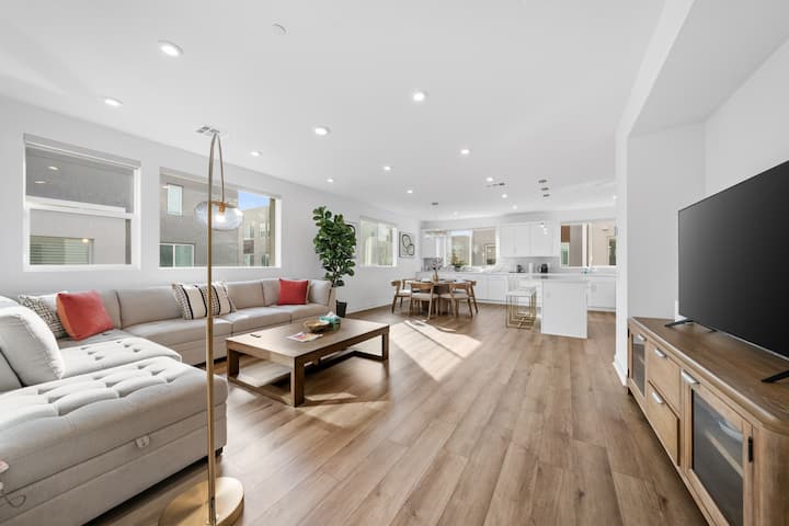 Central Santa Ana | Modern 4brhome Near Disneyland - Tustin, CA