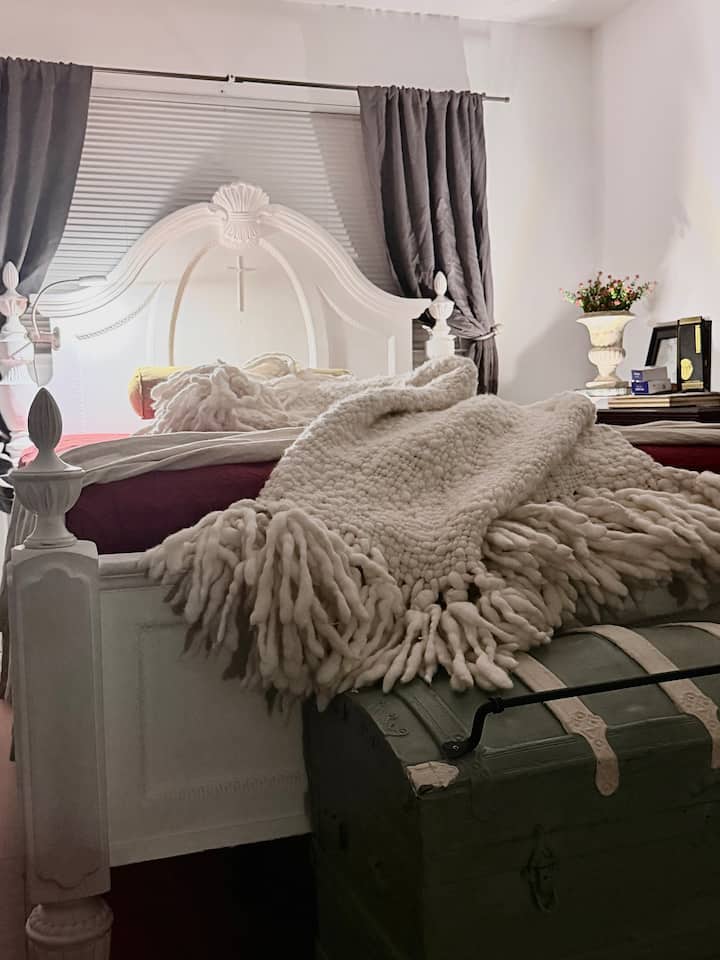 Large Comfortable Private Room Near Lake Merritt - Oakland, CA