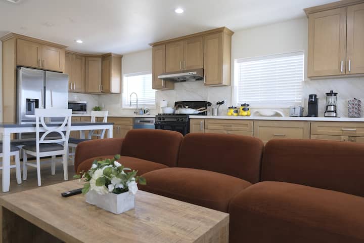 3br 3ba | Convenient Modern Designer House | Park - Montebello